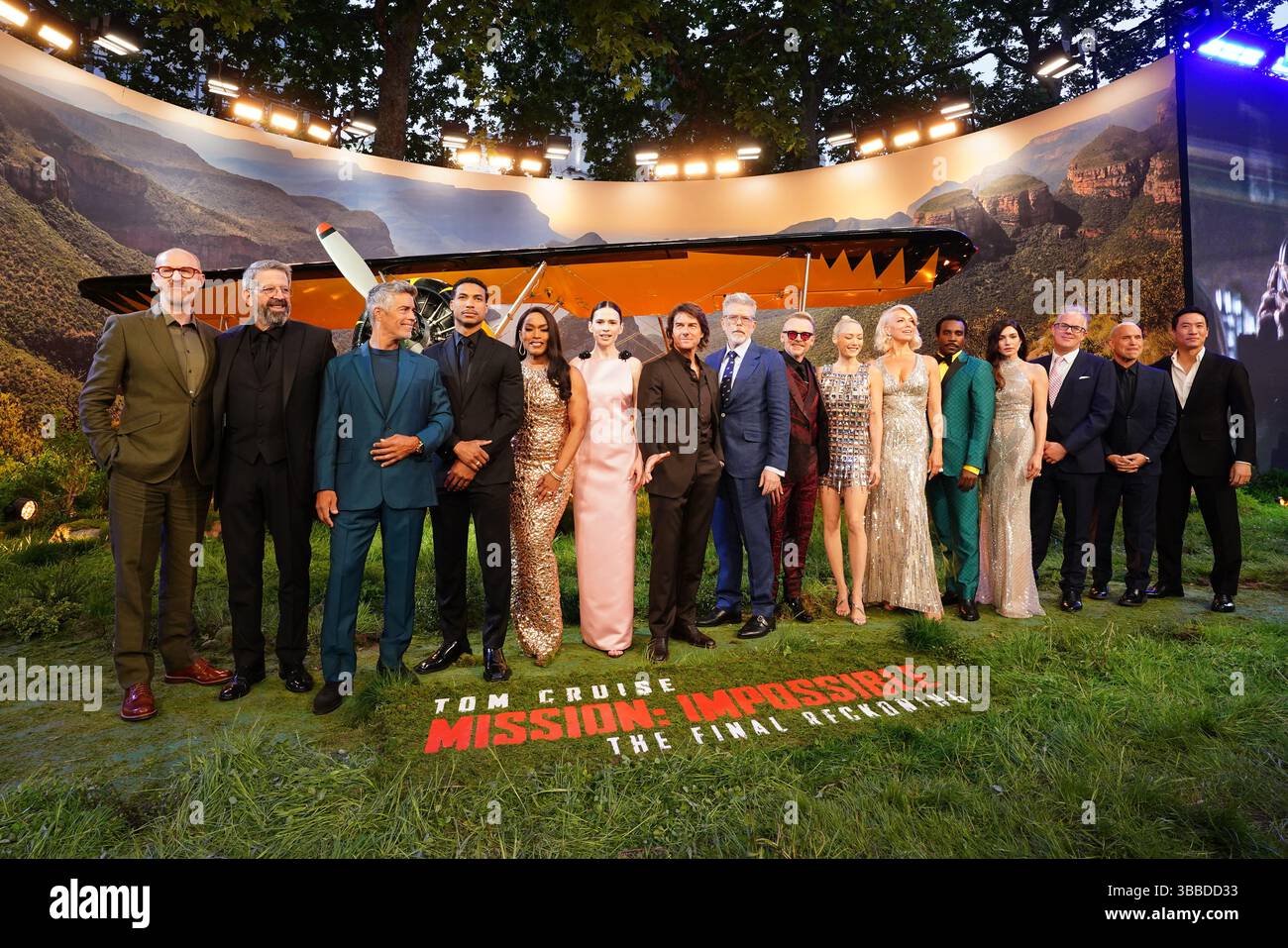 (De gauche à droite) Mark Gatiss, Rolf Saxon, Esai Morales, Greg Tarzan Davis, Angela Bassett ...