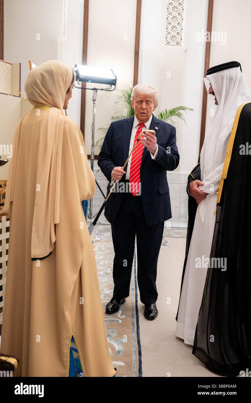 Le président Donald Trump marche avec l’émir du Qatar Cheikh Tamin bin ...