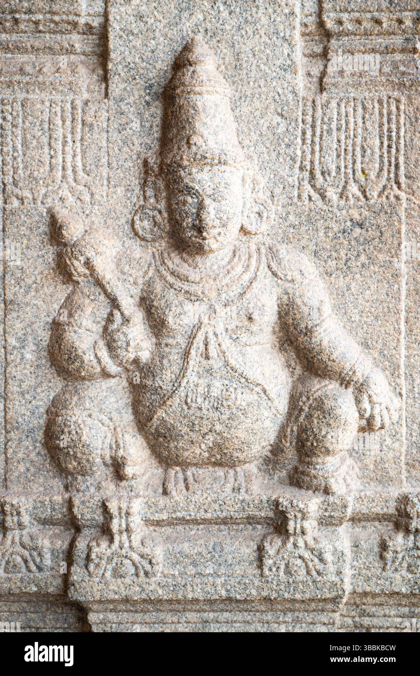 Ancienne statue de Jaya de nain de Vishnu, temple Virupaksha de Hampi ...