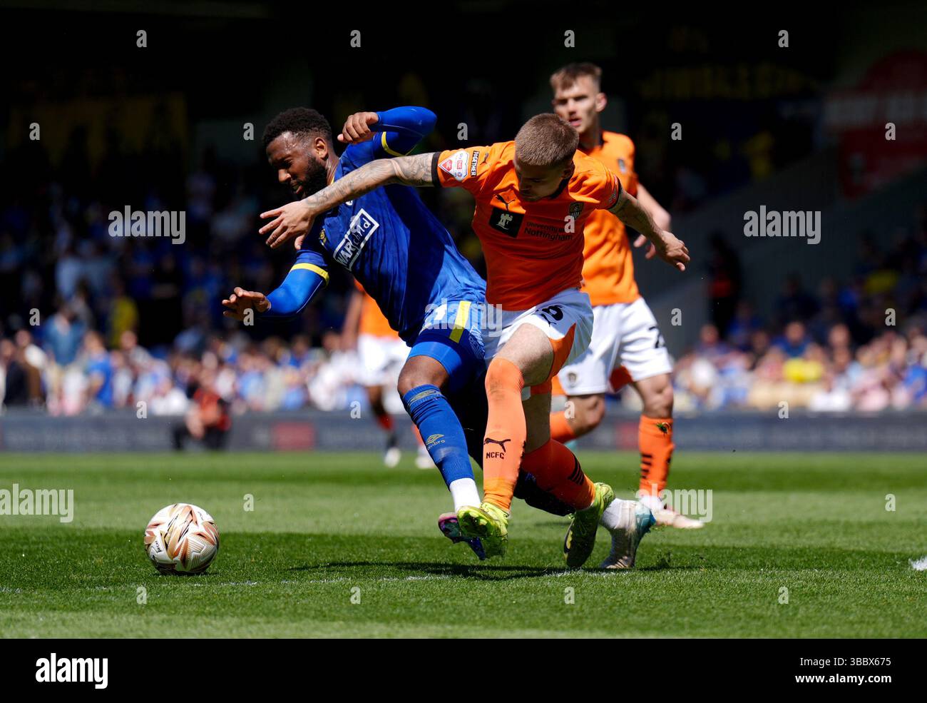Charlie Whitaker de Notts County (à droite) et Myles Hippolyte de l'AFC ...