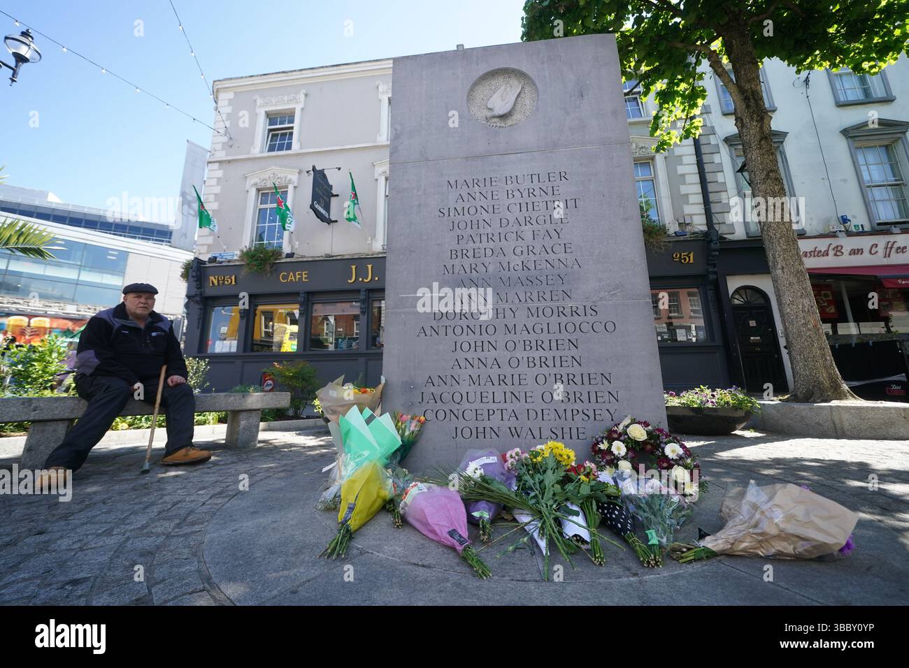 Fleurs et hommages déposés au mémorial des bombardements de Dublin et ...