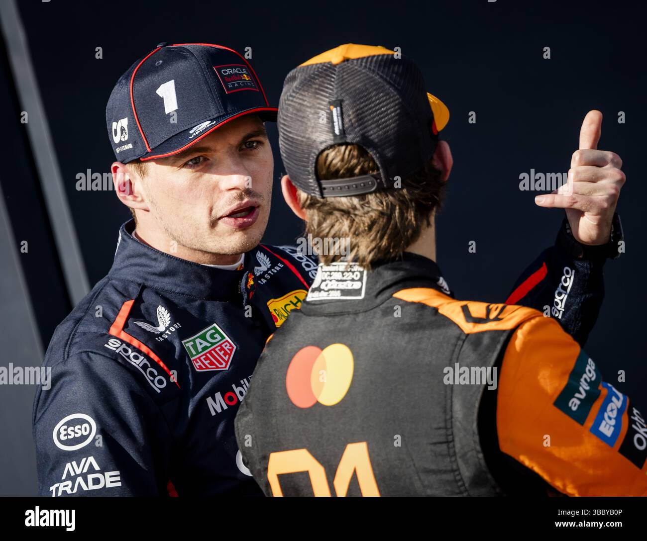 IMOLA - Max Verstappen (Red Bull Racing) et Oscar Piastri (McLaren) après s'être qualifiés à l ...