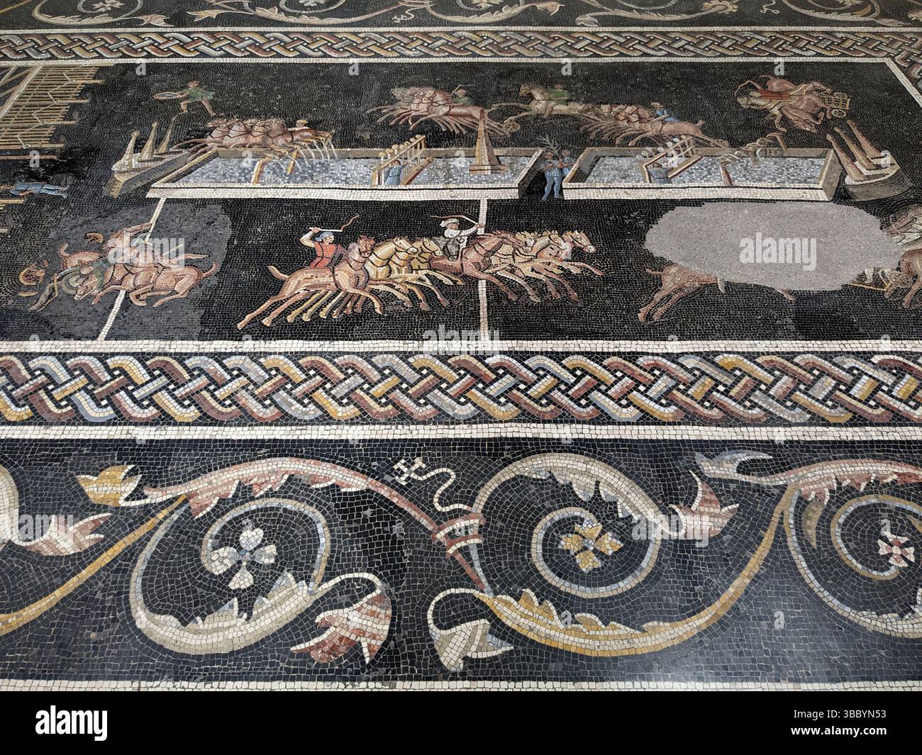 La mosaïque restaurée des Jeux du cirque représentant une course de ...
