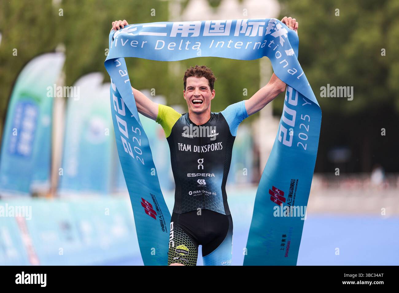 Shanghai. 18 mai 2025. Max Studer de Suisse célèbre la division d'élite masculine du Triathlon ...