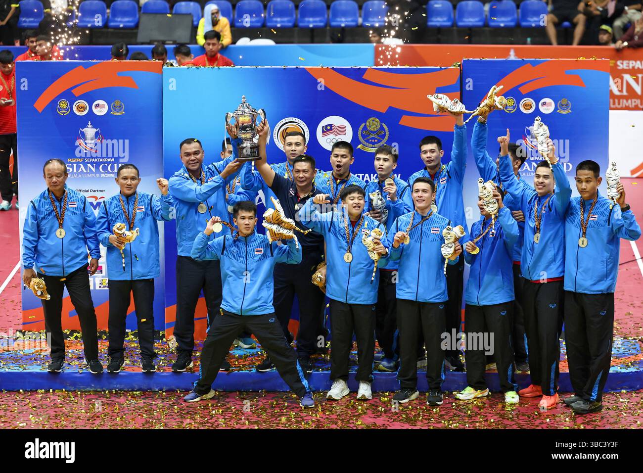 KUALA LUMPUR, KUL - MAY 18: Players and officials of Thailand team ...