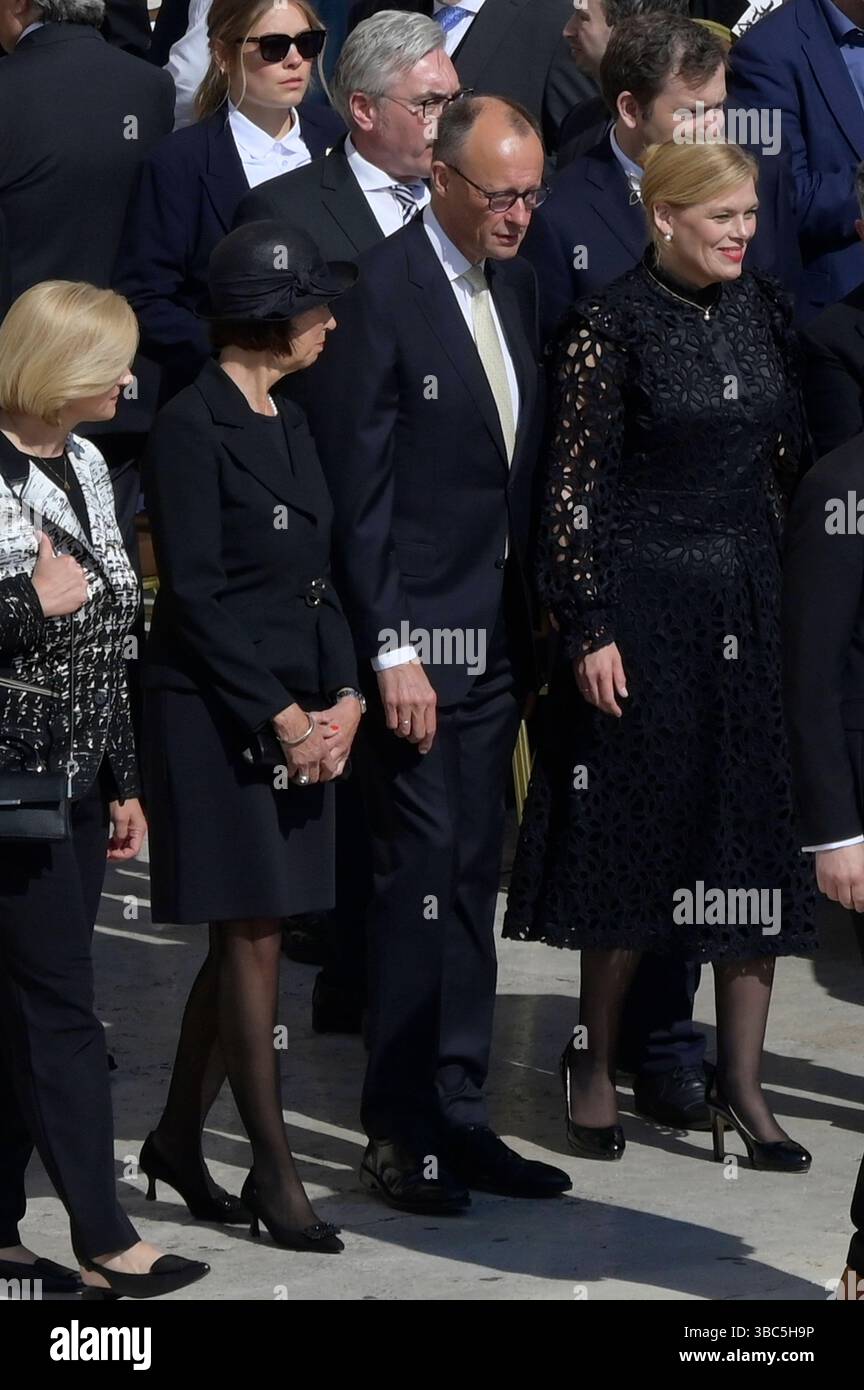 Friedrich Merz und Julia Klöckner BEI der Amtseinführung von Papst Leo XIV. auf dem Petersplatz ...