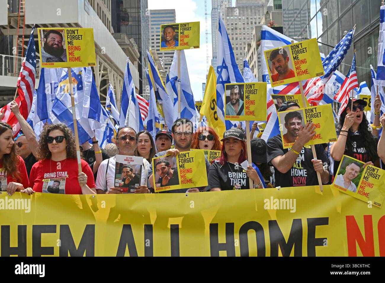 Photo by: Andrea Renault/STAR MAX/IPx 2025 5/18/25 The Israel Day Parade on Fifth Avenue in ...