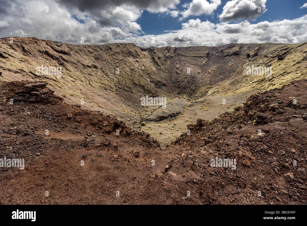 Cratère du volcan Santa Catalina à Mancha Blanca sur Lanzarote. Le ...