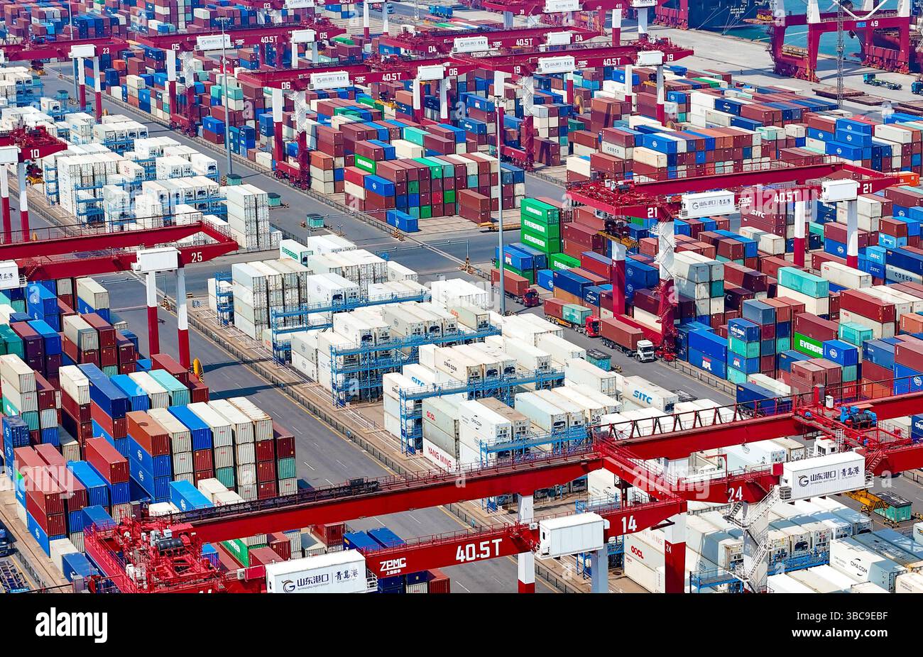 La grue sur rail transporte des marchandises à la gare de chargement du ...