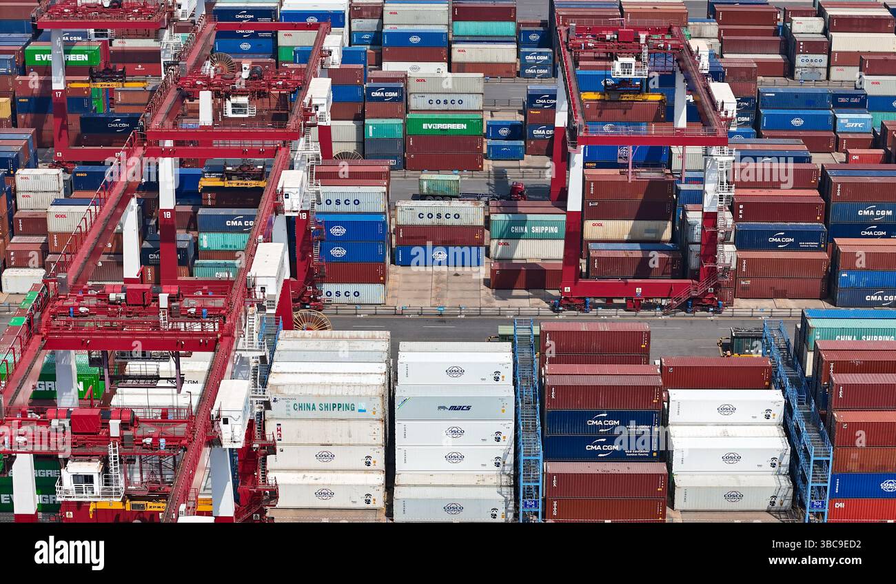 La grue sur rail transporte des marchandises à la gare de chargement du ...