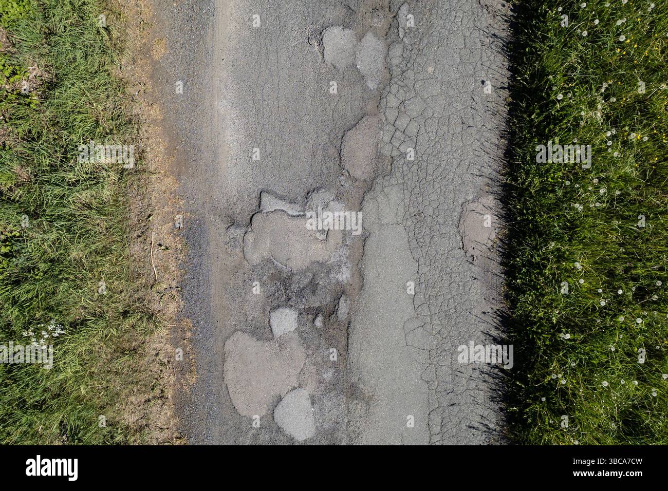 Luftaufnahme. Symbolbild. Marode Infrastruktur, Marode Strassen. Viele ...