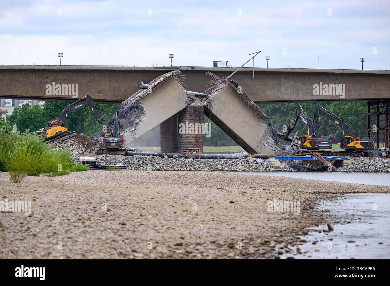Dresde, Allemagne. 19 mai 2025. Les excavatrices sont utilisées pour démolir la travée effondrée ...