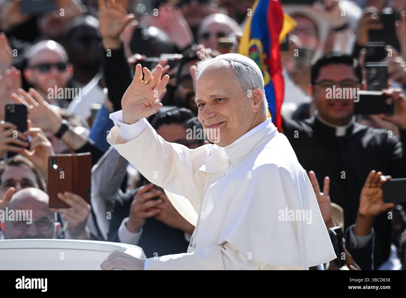 ROM, Vatikan 18.05.2025 Papst Leo XIV. mit dem Papamobil auf dem Weg ...