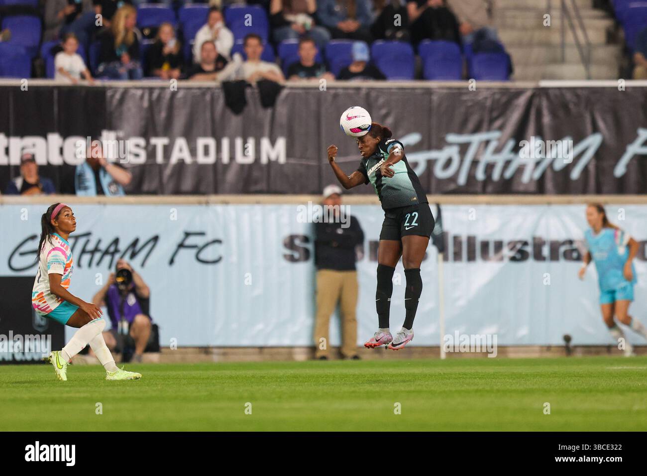 La défenseuse du Gotham FC Mandy Freeman #22 saute pour dévier le ...