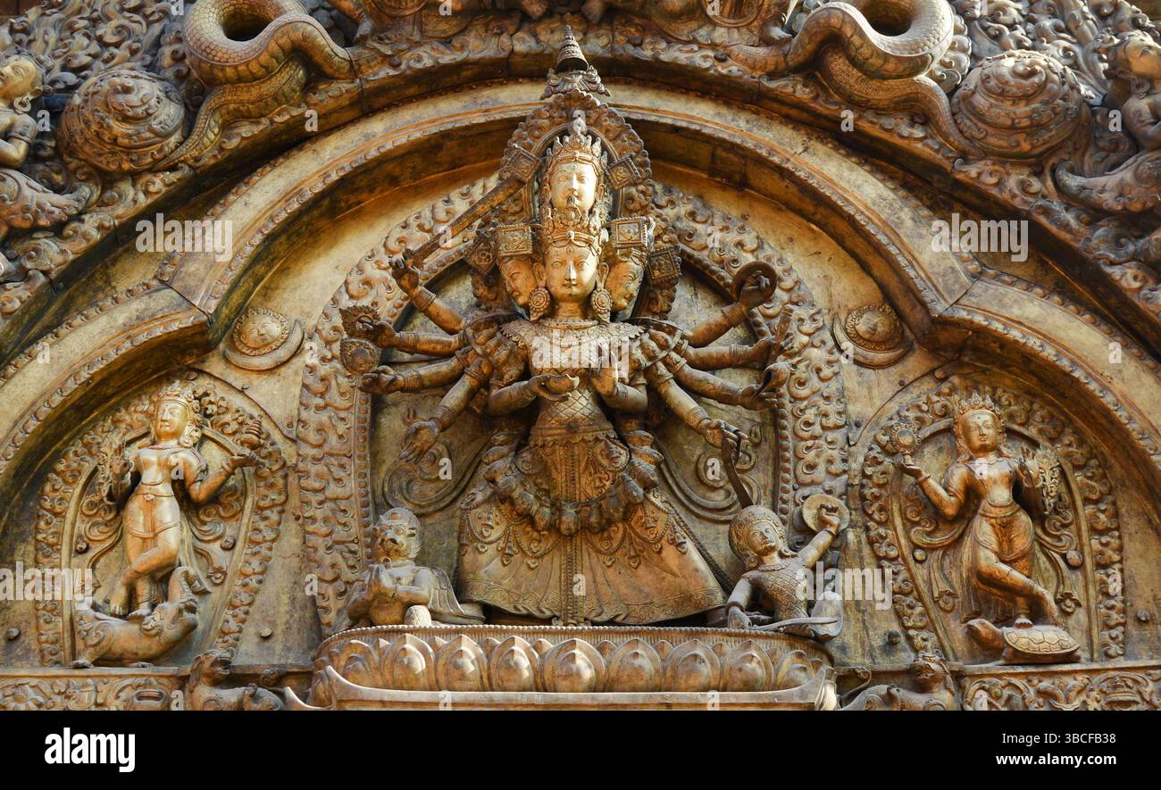 Nepal kathmandu valley bhaktapur golden gate Banque de photographies et ...