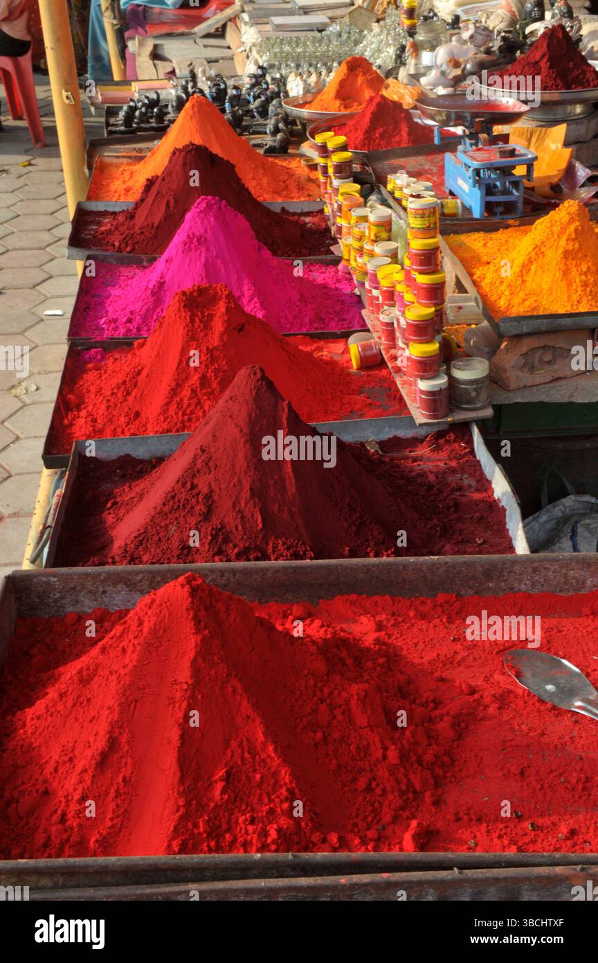 Asie, Inde, Madhya Pradesh, Omkareshwar, poudre colorée religieuse abir ...