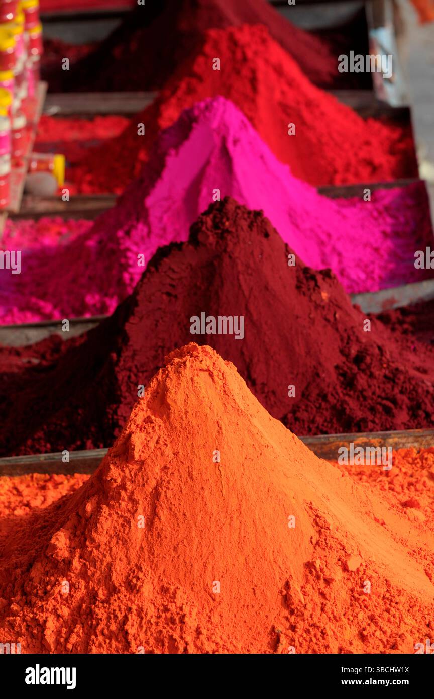 Asie, Inde, Madhya Pradesh, Omkareshwar, poudre colorée religieuse abir ...