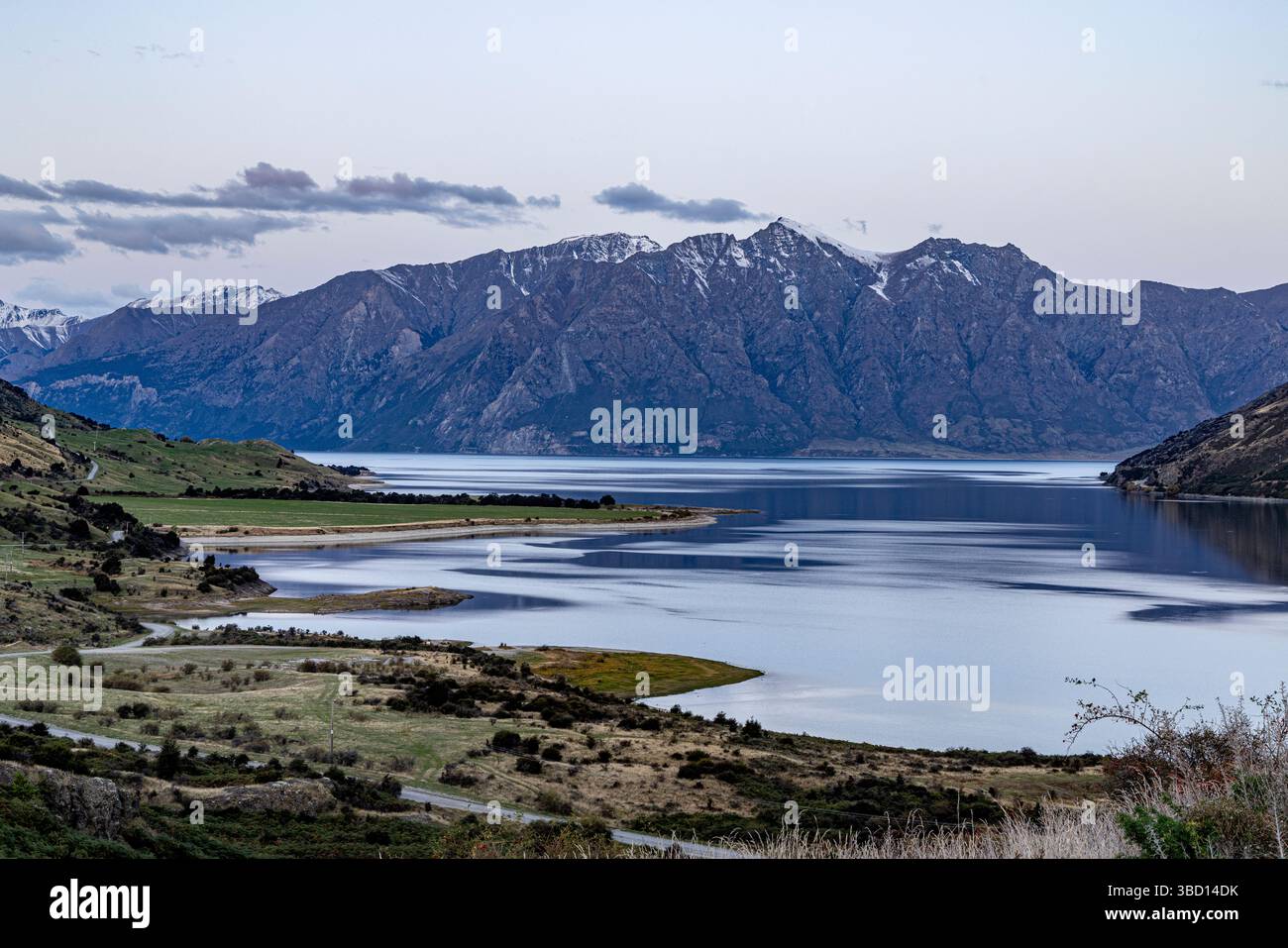 Le lac Hawea est le 9e plus grand lac de Nouvelle-Zélande, long de quelque 25 kilomètres, il se ...