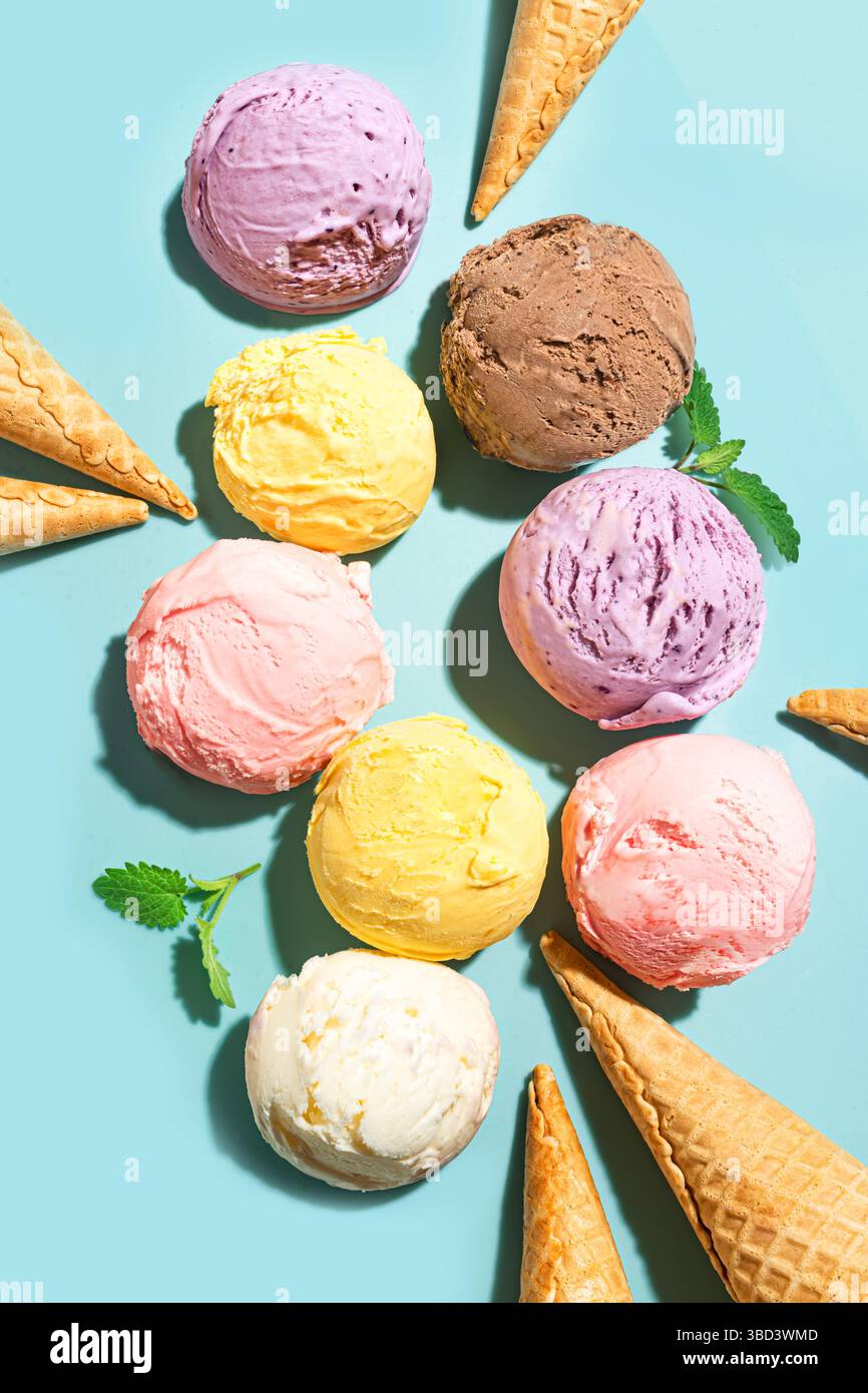 Assortiment de cuillères de crème glacée et de cônes gaufrés ...