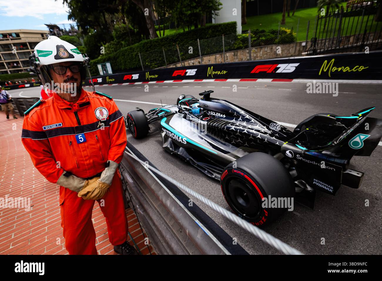 Marshall regardant RUSSELL George (gbr), Mercedes AMG F1 Team W16, lors ...