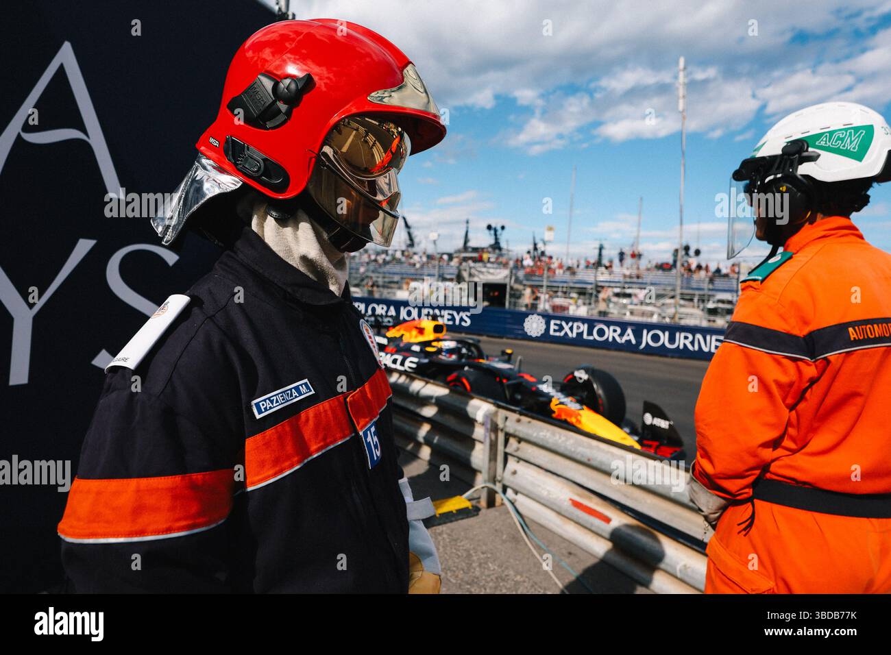 01 VERSTAPPEN Max (nld), Red Bull Racing RB21, action marshall ...