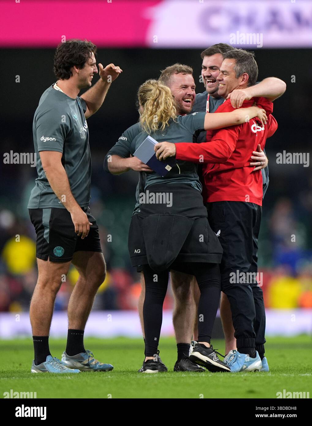 Johann van Graan, directeur de bain du rugby, célèbre avec son ...
