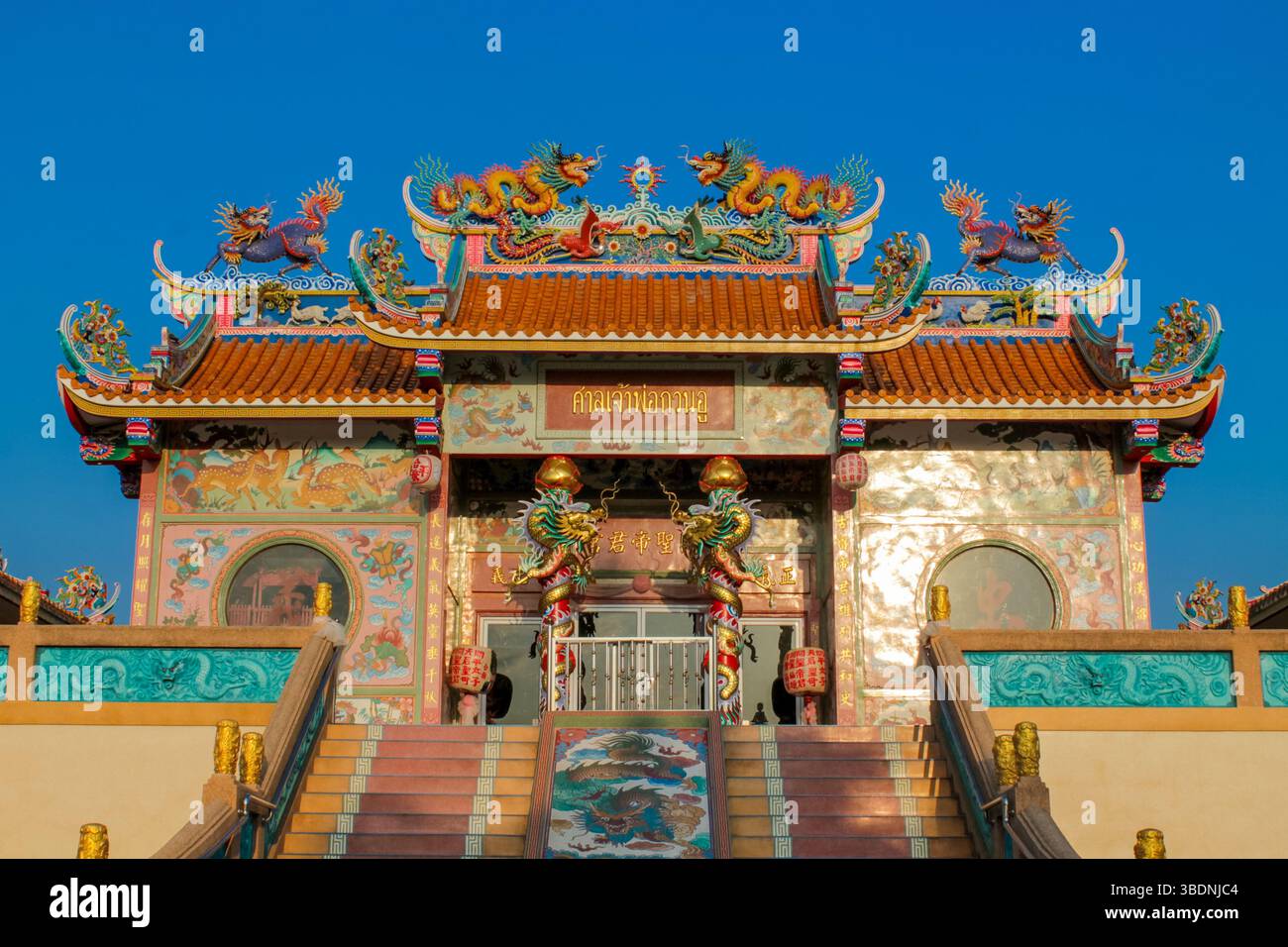 Décoration de style chinois dans le temple bouddhiste. Statues de ...