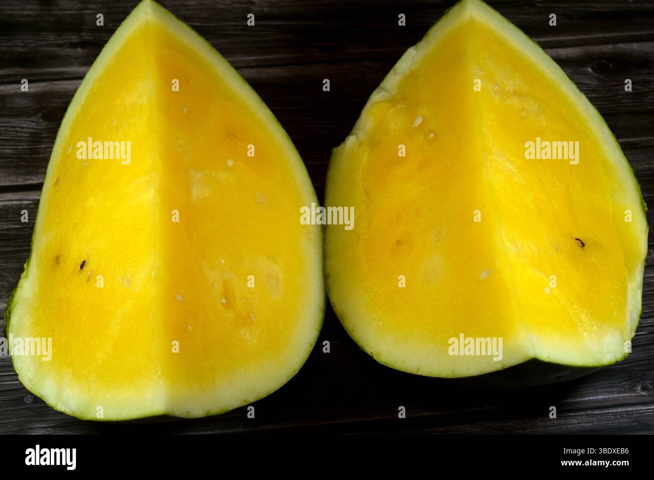 Quartiers de pastèque à chair jaune, la pastèque (Citrullus lanatus ...