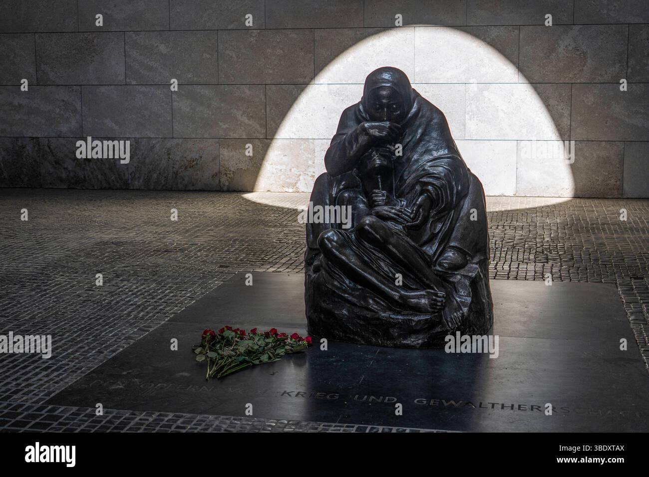 Die vergrößerte Kopie der Plastik Mutter mit totem Sohn Pieta von Käthe ...