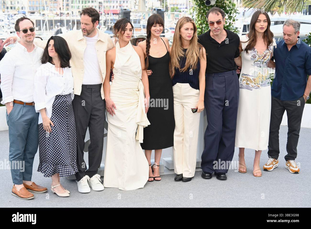 Ryan Heller, Sam Racanelli, Kyle Marvin, Adria Arjona, Dakota Johnson (in Gucci), Ro Donnelly ...