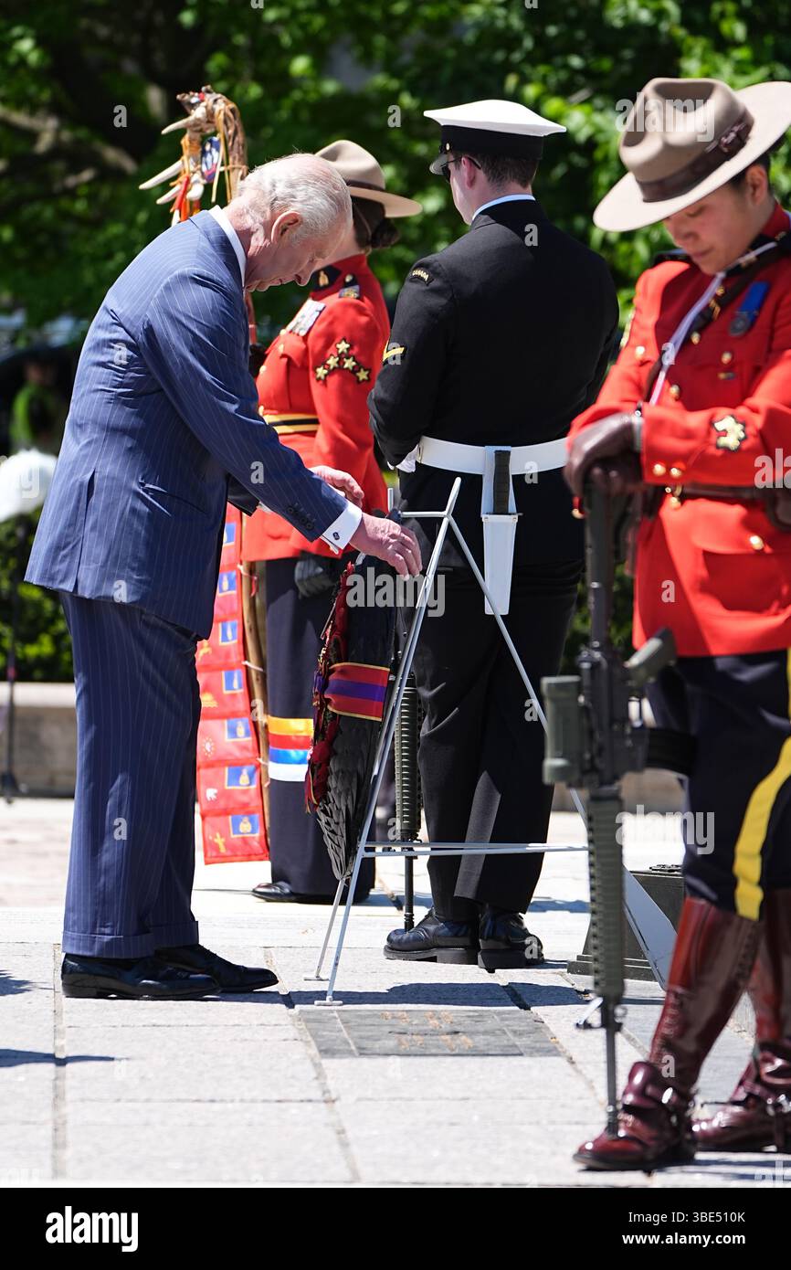 Le roi Charles III dépose une couronne sur la tombe du soldat inconnu ...