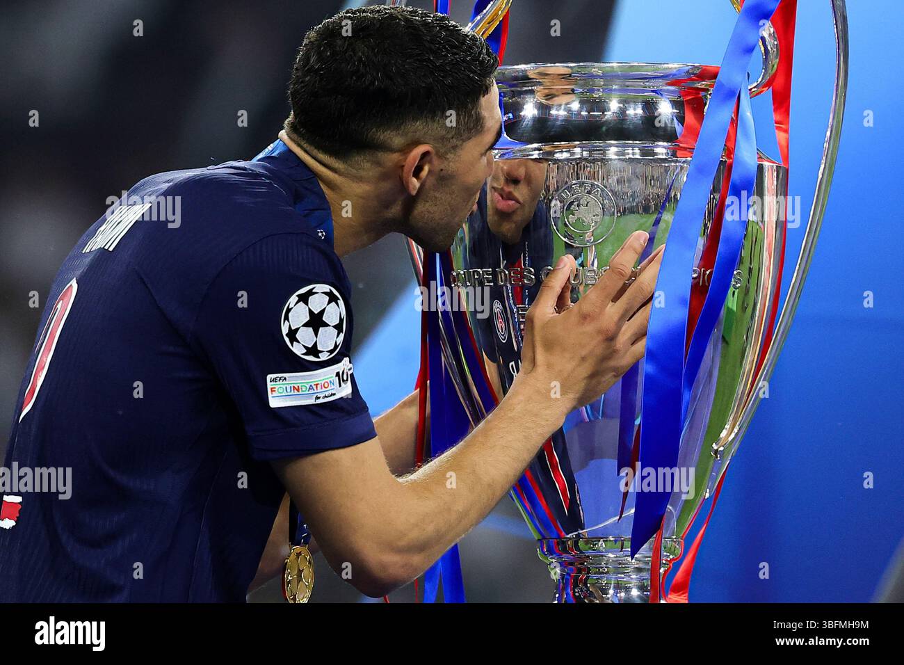 Achraf Hakimi du PSG célèbre avec le trophée à la fin de la finale de la Ligue des Champions ...