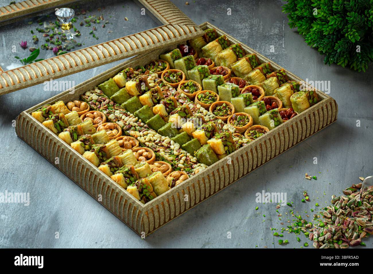 Assiette à dessert élégante avec des bonbons du moyen-Orient, y compris ...