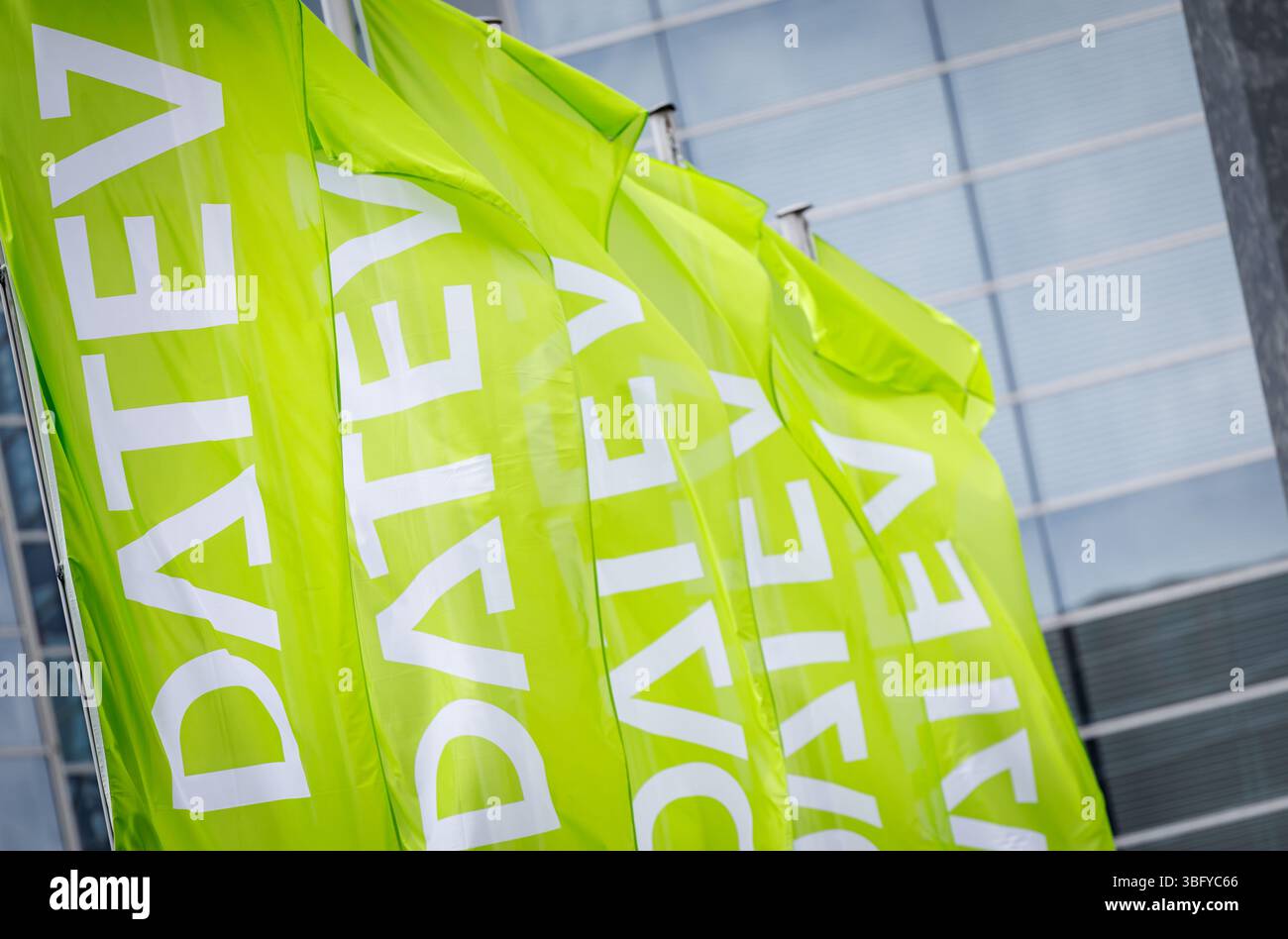 Nuremberg, Allemagne. 03 juin 2025. Drapeaux avec le logo du ...