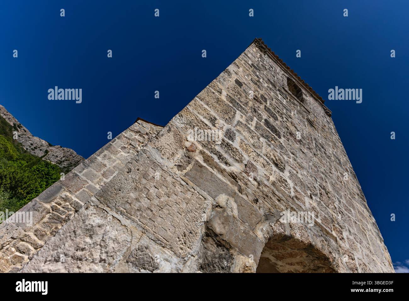 Jurandvor, Croatie - 30 mai 2025 : Baska dalle un des monuments cachés ...