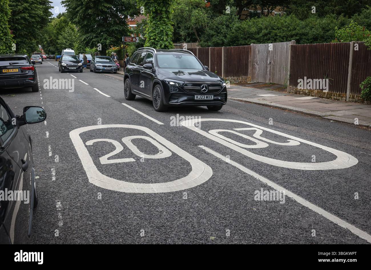 20 miles par heure / 20 MPH panneaux de limite de vitesse autour du ...