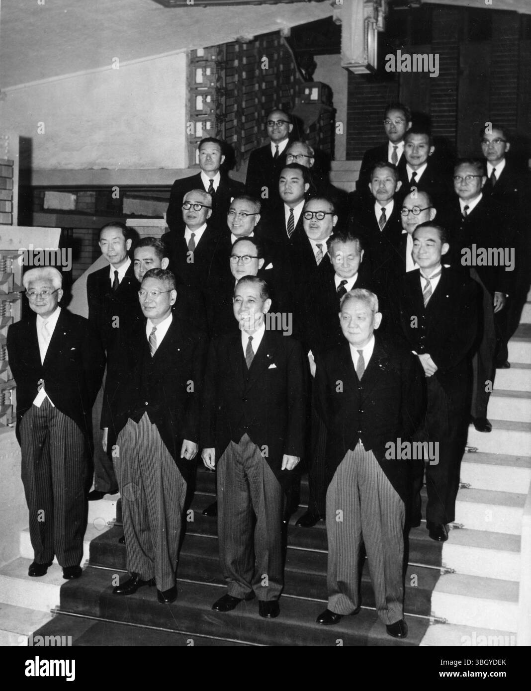 Les membres du 1er Cabinet Kishi posent pour les photographes à la ...