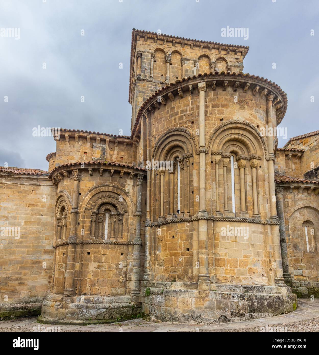 Colegiata de Santa Juliana, joya del románico cántabro, con su ...