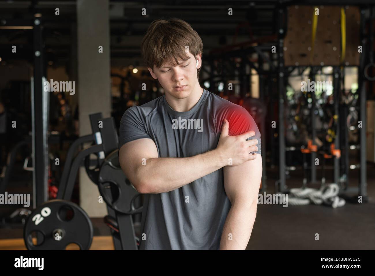 Athlète ou homme avec douleur à l'épaule dans le gymnase avec tension ...