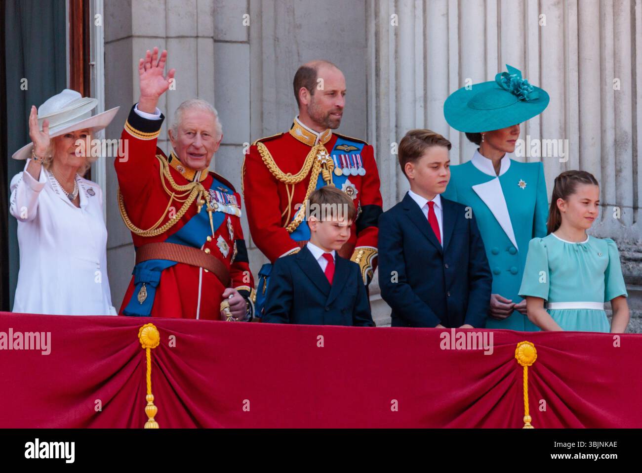 Membres de la famille royale britannique sur le balcon du palais de ...