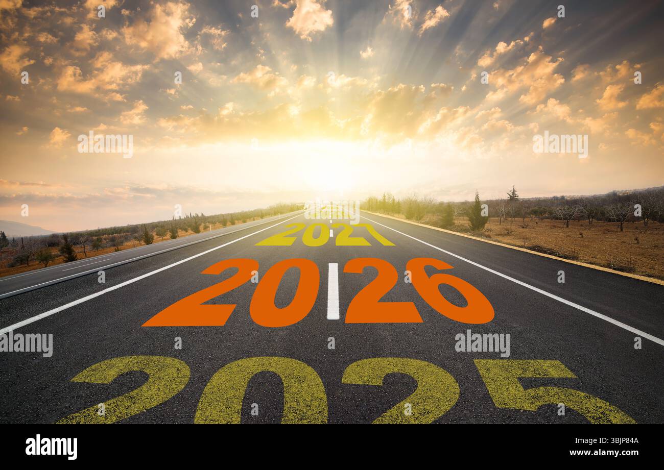 Années 2025 à 2029 sur une route asphaltée vide menant à l'horizon ...