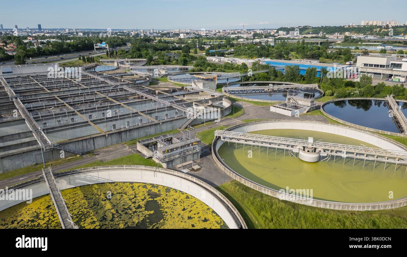 Vue aérienne écologique de la station d'épuration des eaux usées près ...