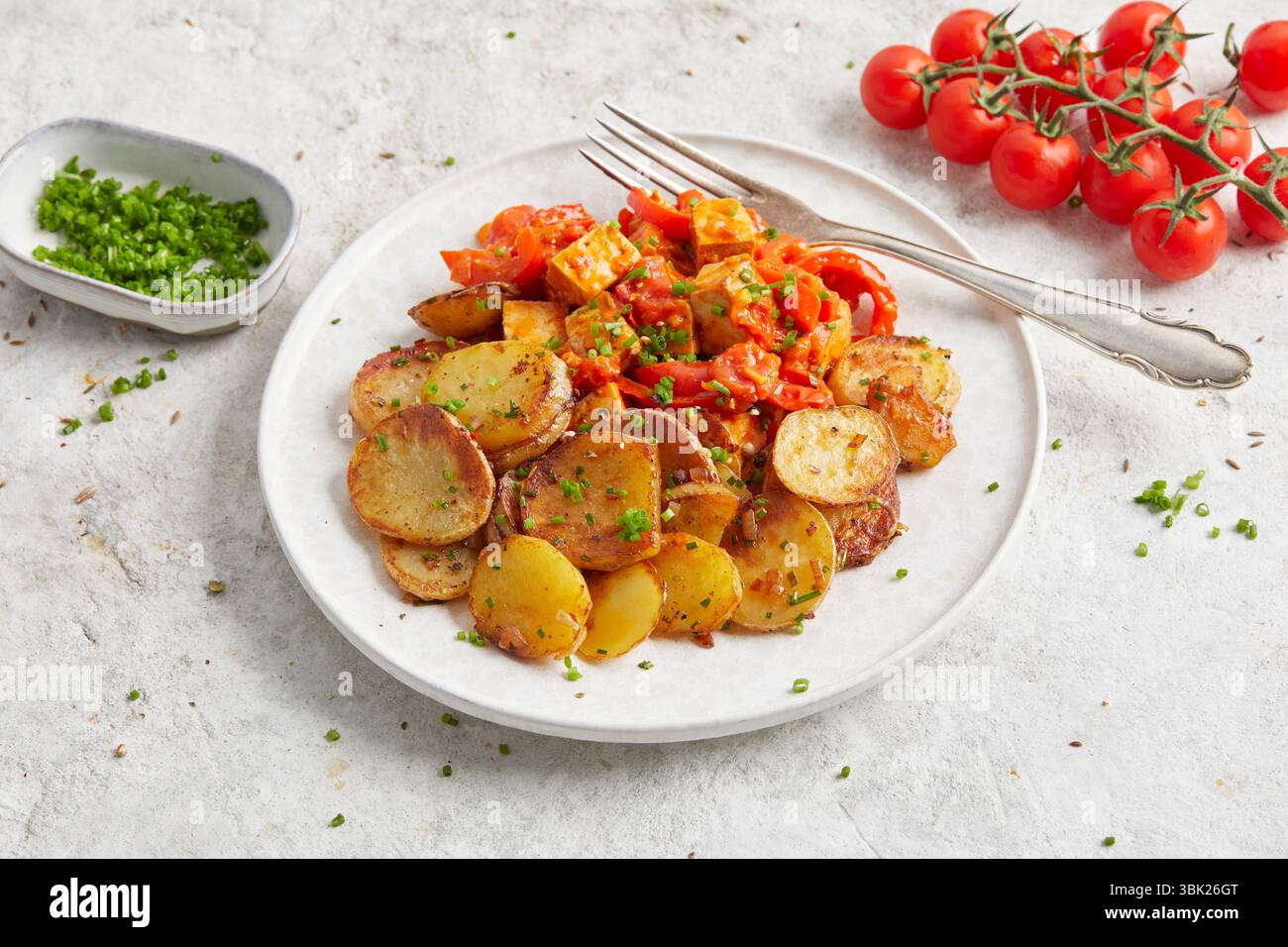 Recete tofu cuisine dans une poele Banque de photographies et d’images ...