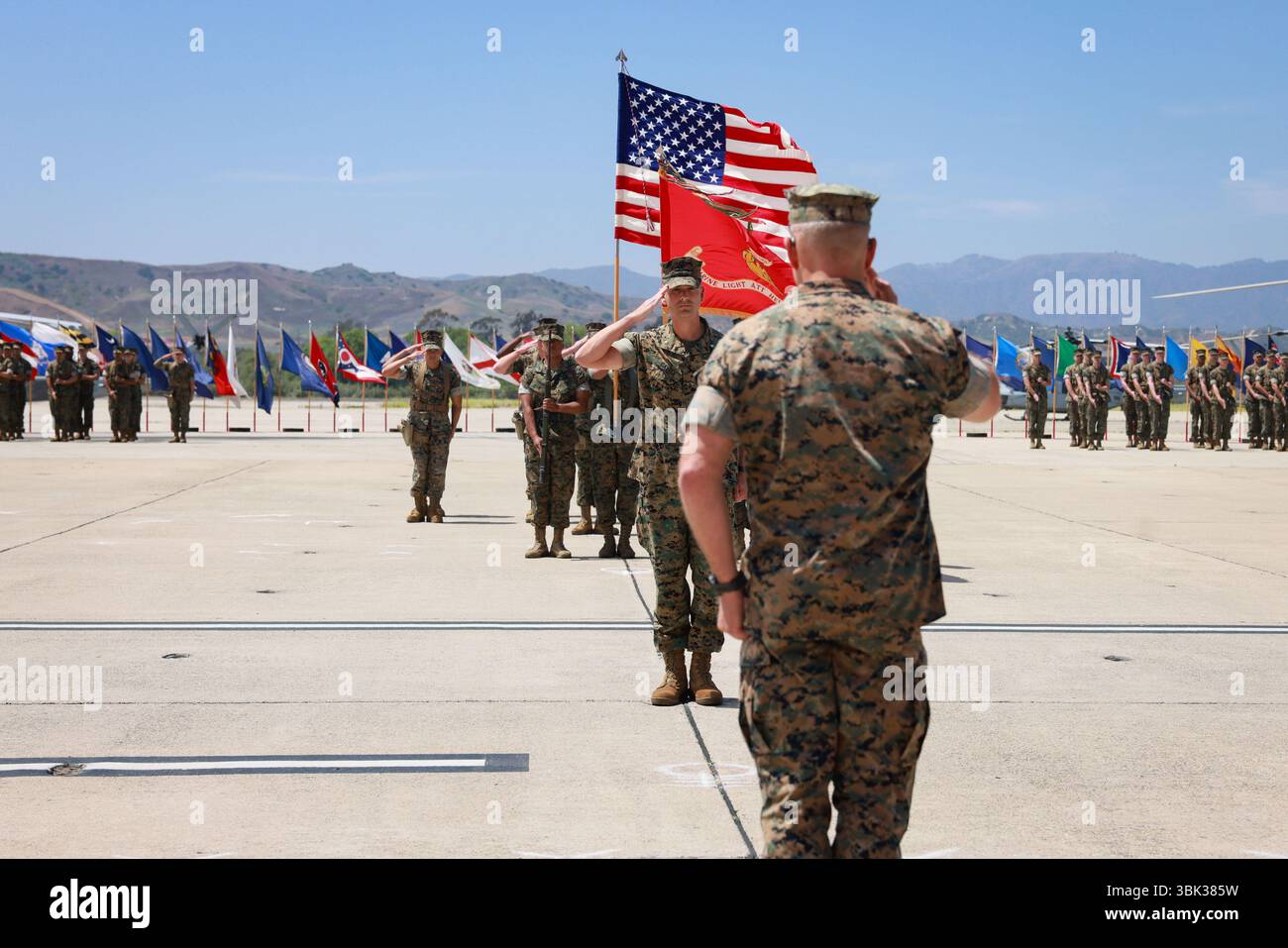 U.S. Marine corps Lt. Col. Jason R. Caster, au centre, commandant sortant du Marine Light Attack ...