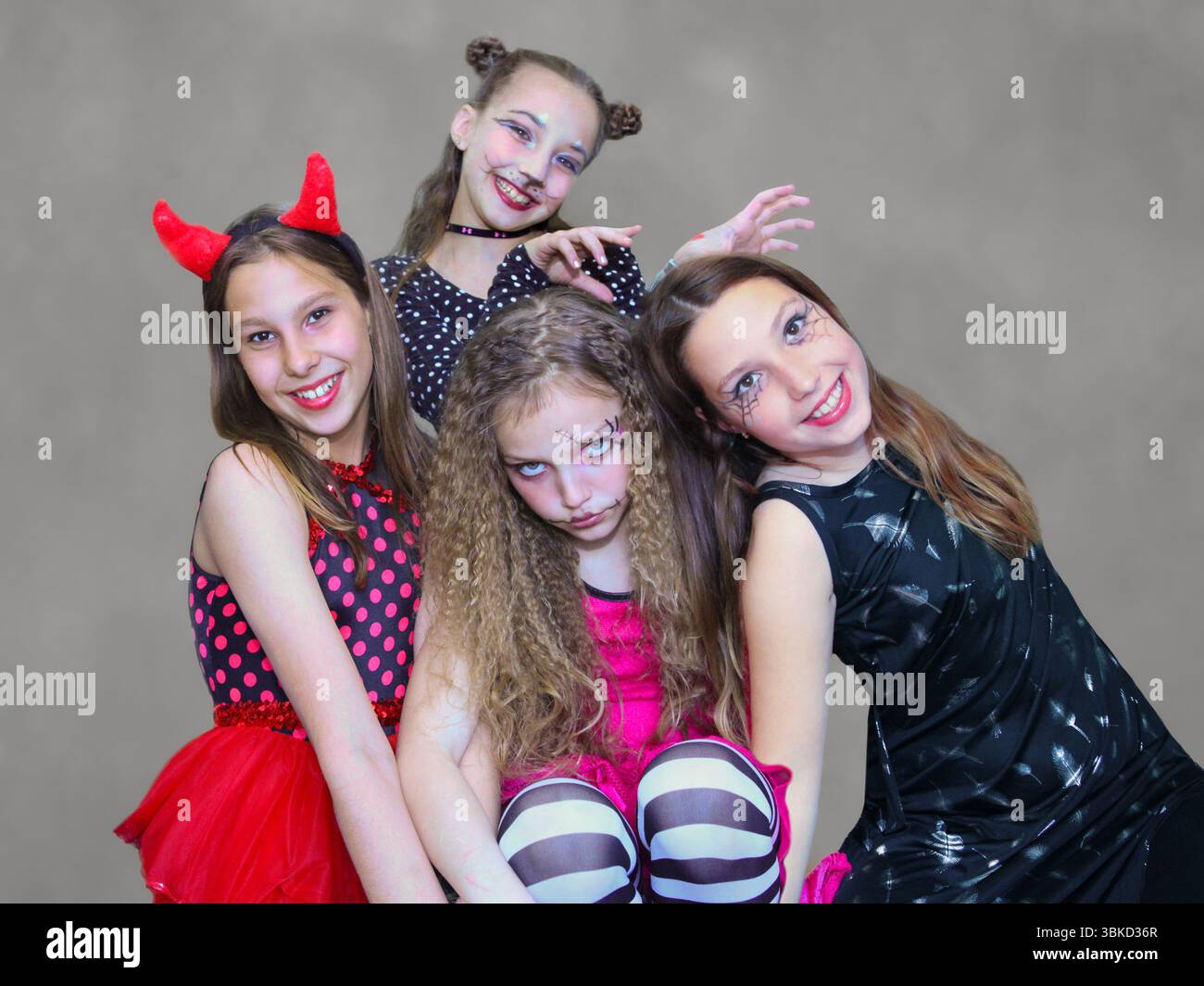 Preteen girls group Banque de photographies et d’images à haute résolution - Alamy