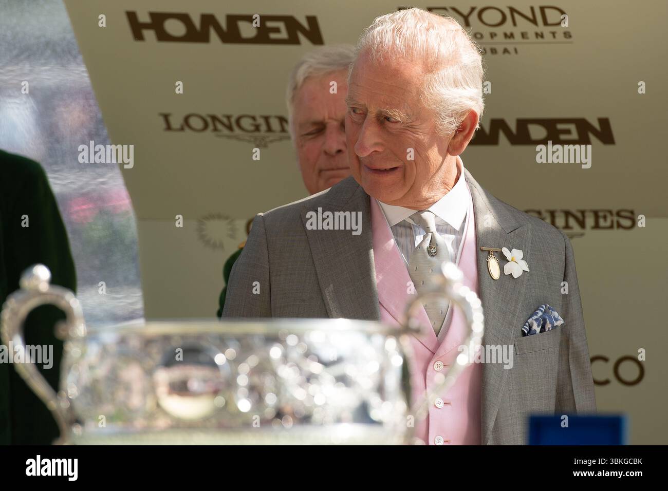 Ascot, Berkshire, Royaume-Uni. 20 juin 2025. Sa Majesté le Roi a fait ...