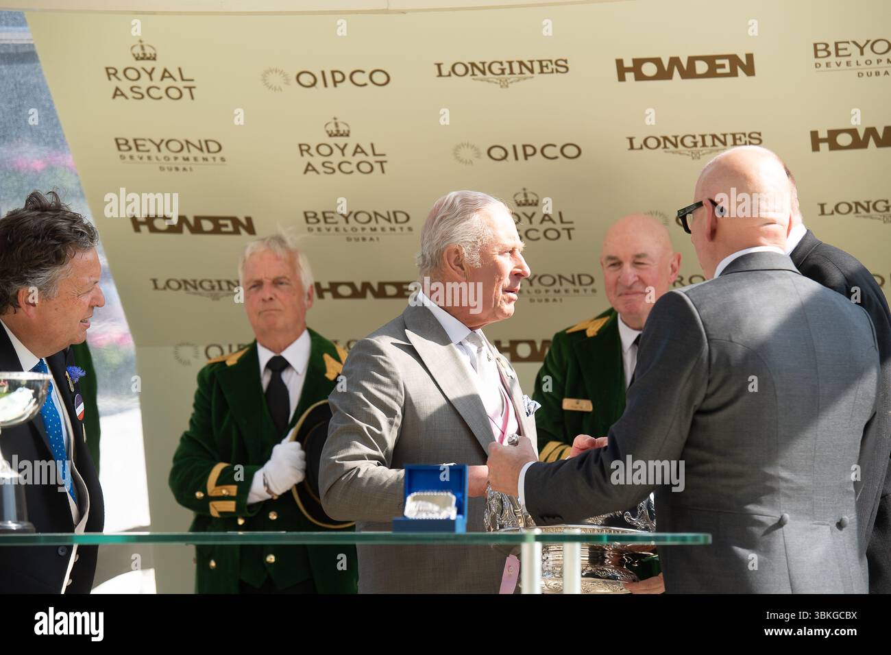 Ascot, Berkshire, Royaume-Uni. 20 juin 2025. Sa Majesté le Roi a fait ...