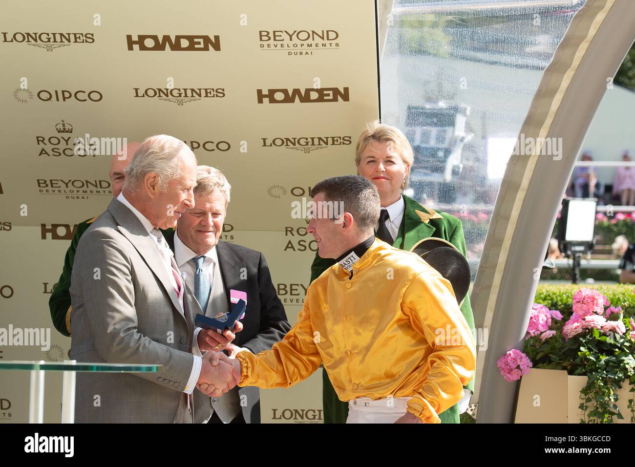 Ascot, Berkshire, Royaume-Uni. 20 juin 2025. Sa Majesté le Roi a fait ...