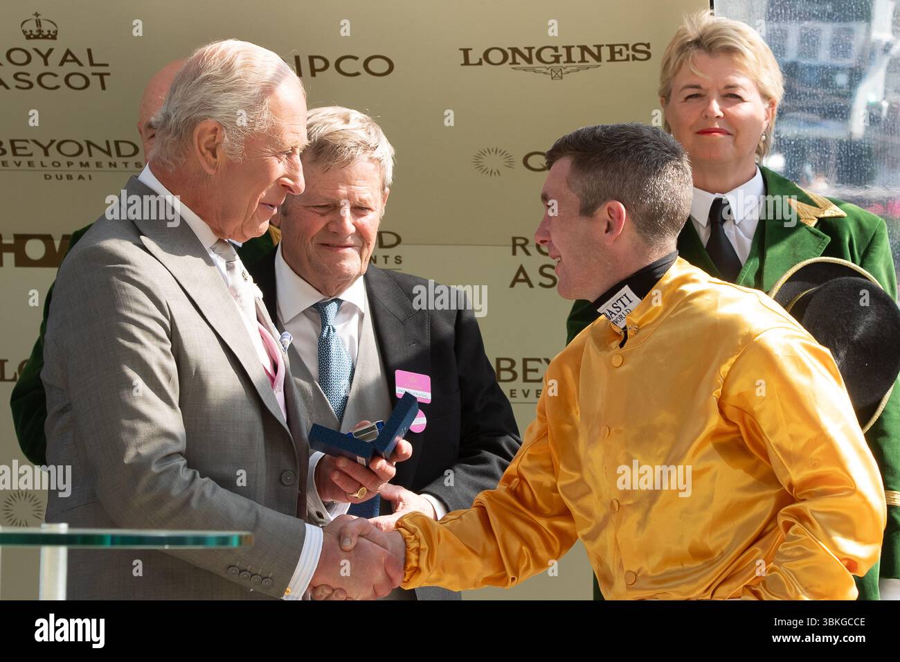 Ascot, Berkshire, Royaume-Uni. 20 juin 2025. Sa Majesté le Roi a fait ...