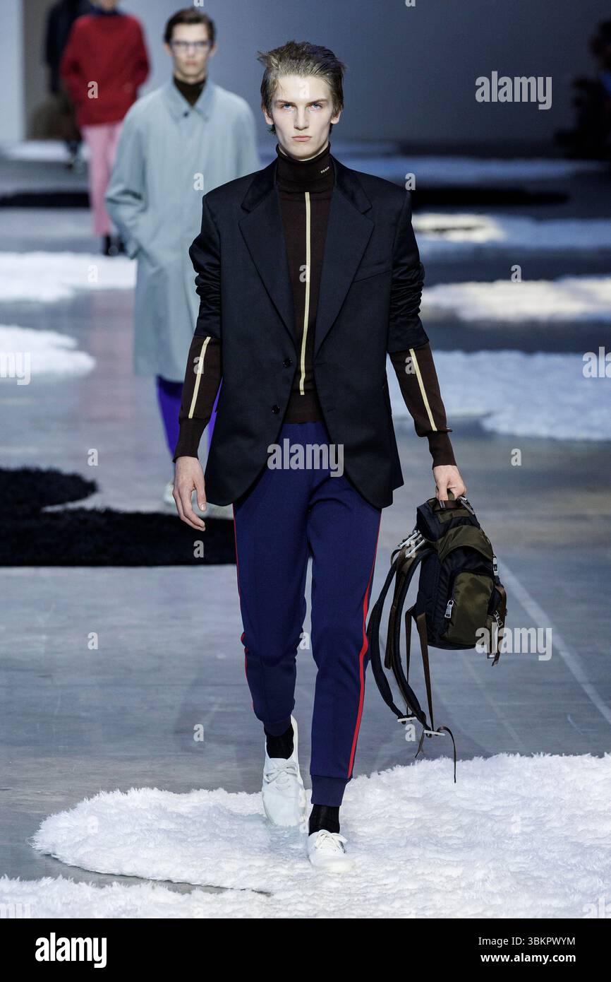 Défilé+prada+homme+printemps été+2025 2026 Banque de photographies et d ...